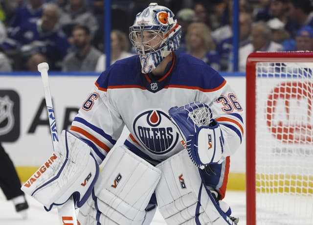 Edmonton Oilers’ Jack Campbell leaves game after puck clips his eye on ...