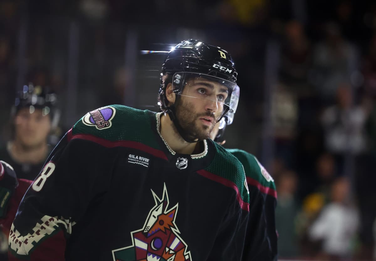 Arizona Coyotes’ Nick Schmaltz leaves game vs. Dallas Stars with upper ...