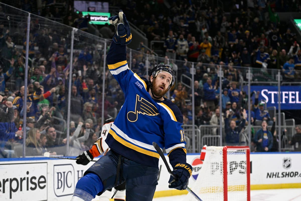 Blues trade Kevin Hayes, 2025 second-round pick to Penguins for future ...