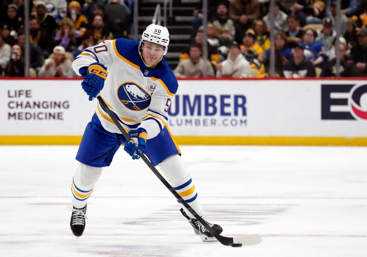 Carolina Hurricanes sign Eric Robinson to one-year contract