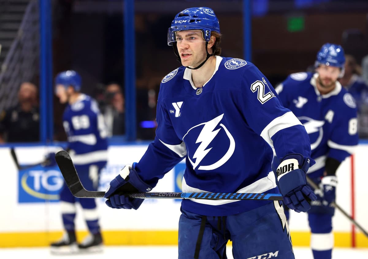 Lightning’s Brayden Point leaves game vs. Flyers with injury - BVM Sports