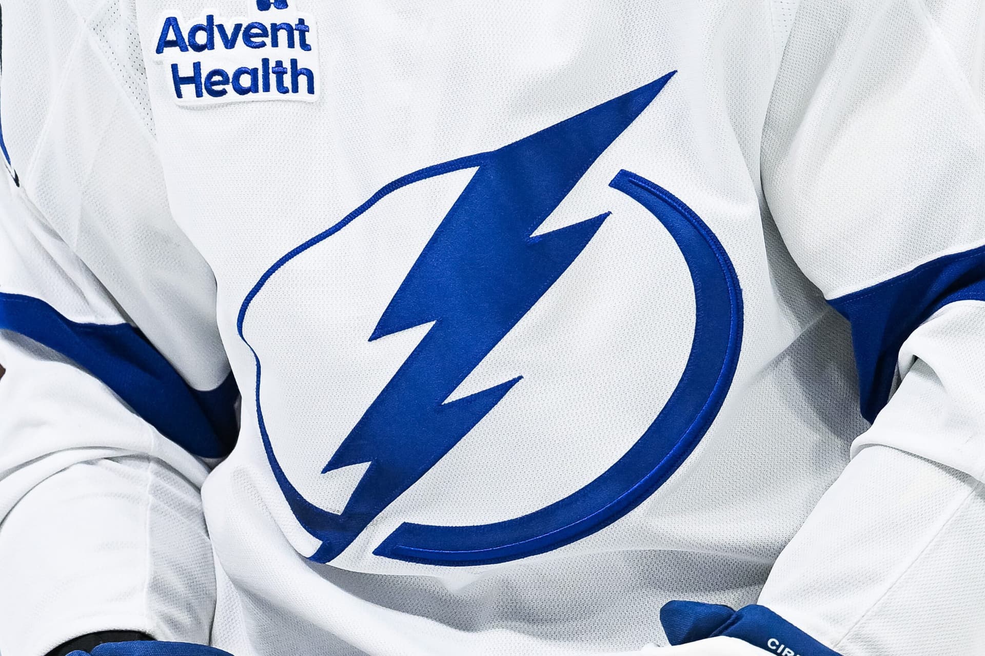 Dominic James signs contract with Lightning