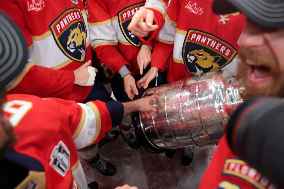 Panthers break Stanley Cup during on-ice celebration