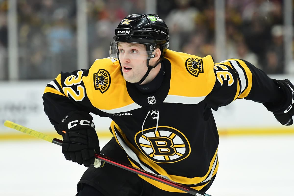 Bruins re-sign John Farinacci to one-year contract
