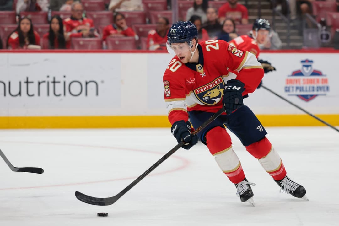 Flames sign Mike Benning to one-year contract